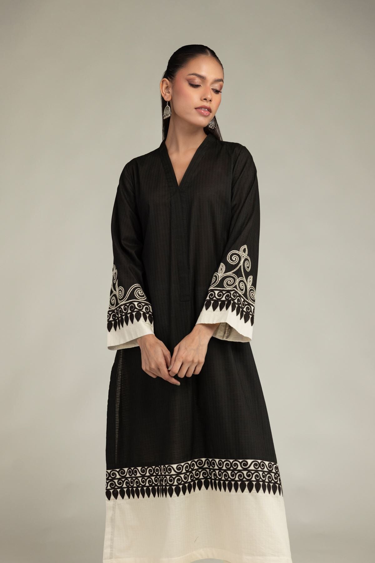 Khaadi 1-26-245-A-I1-VG_MULTI Monochrome Edit 2026 – Sara Clothes