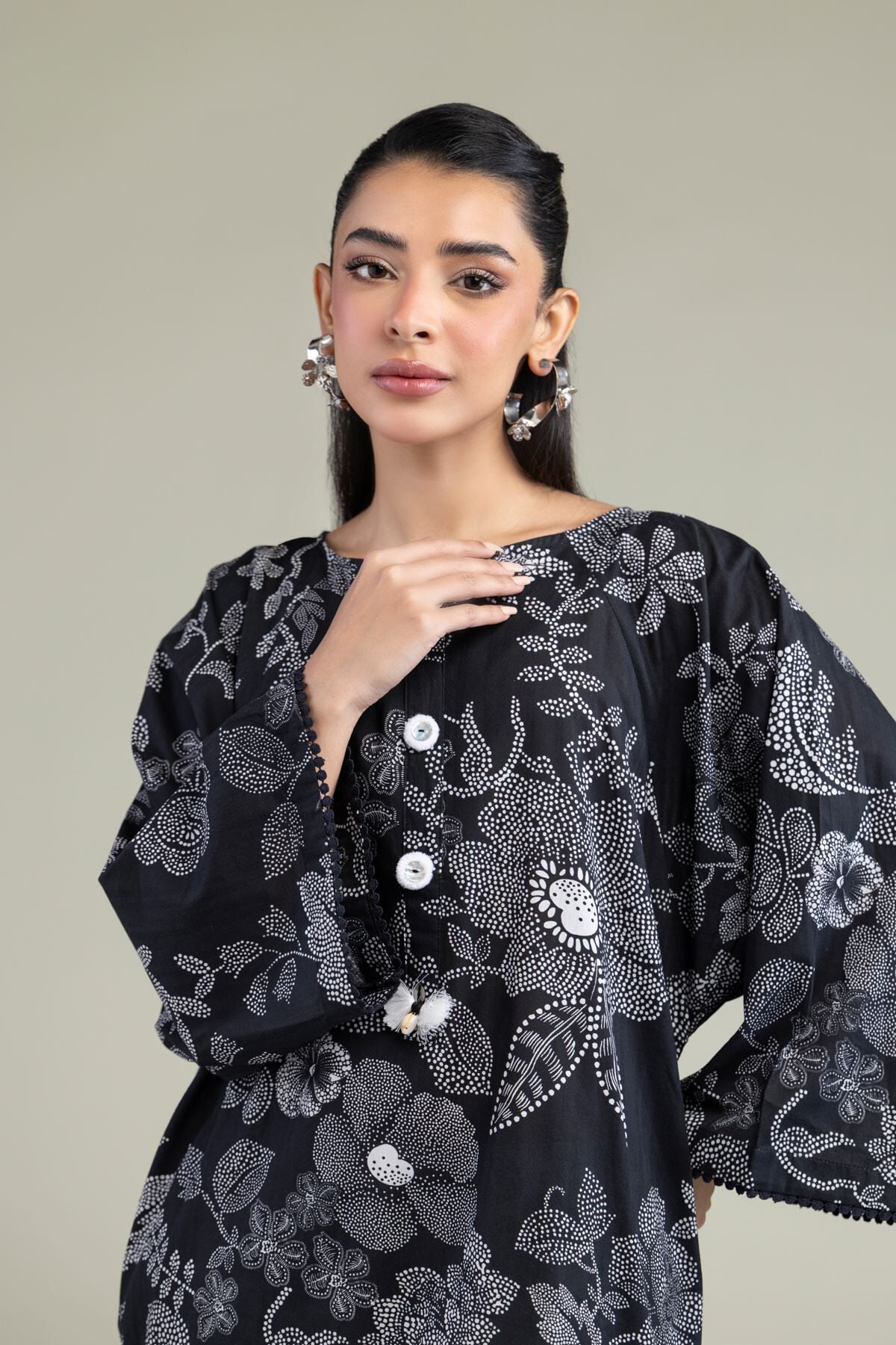 Khaadi 1-26-247-A-F1-VG_MULTI Monochrome Edit 2026 – Sara Clothes