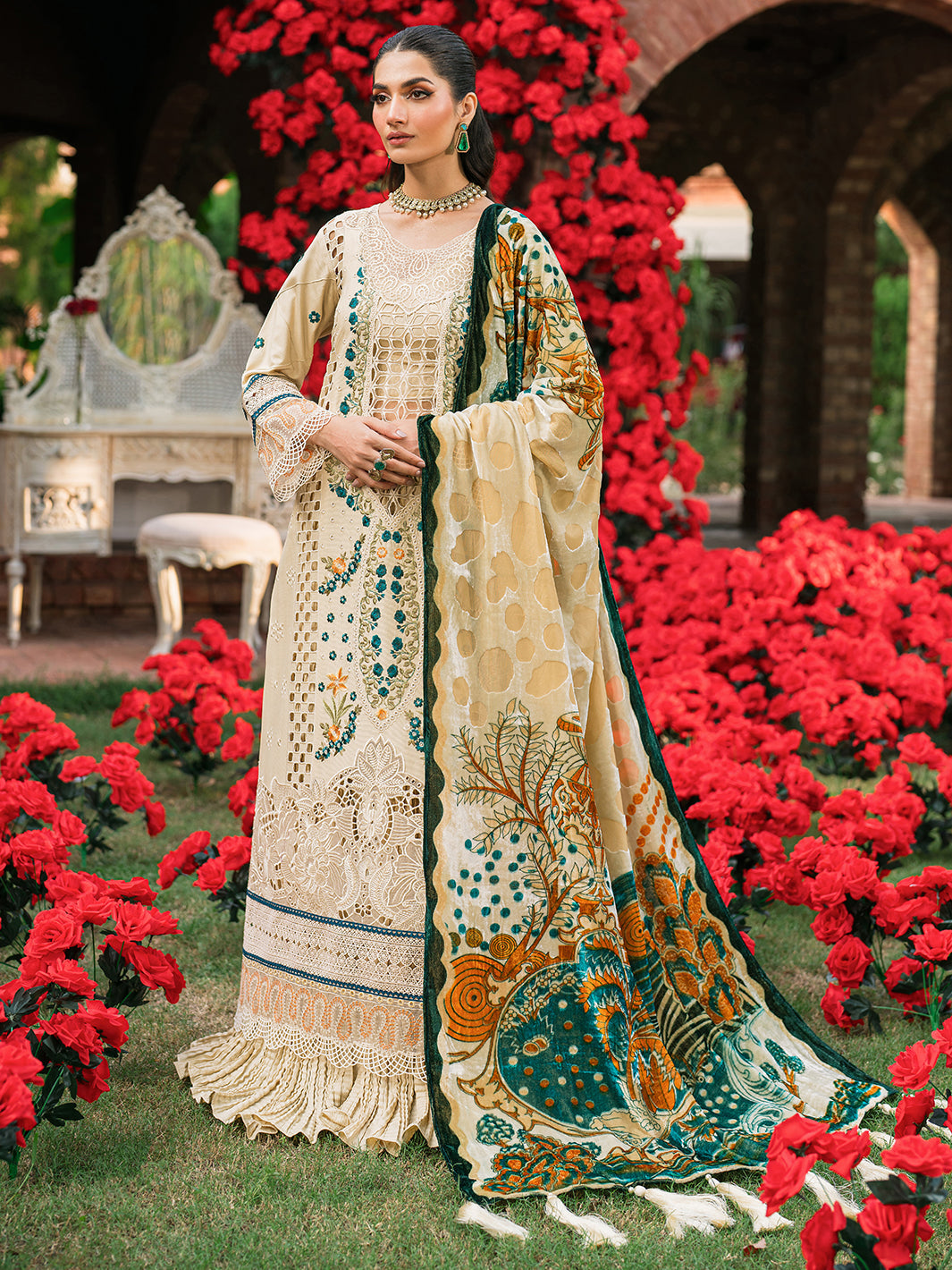 Mahnur Zeya Nazakat Luxury Winter 2024 – Sara Clothes