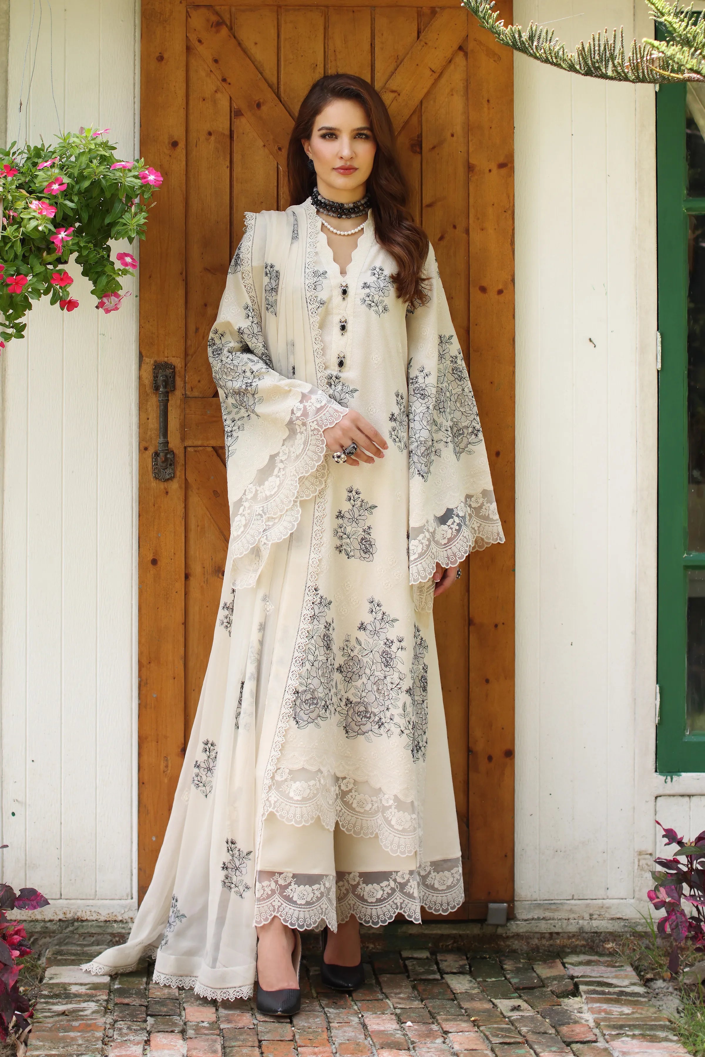 Bareeze Floral Fresco-01-O.white Winter Casual Collection 2025 – Sara ...